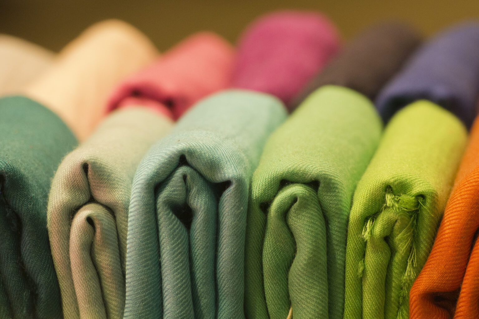 Comment raviver les couleurs d’un tissu ? - Les Astucieux Comment raviver les couleurs d’un tissu ? - Les Astucieux