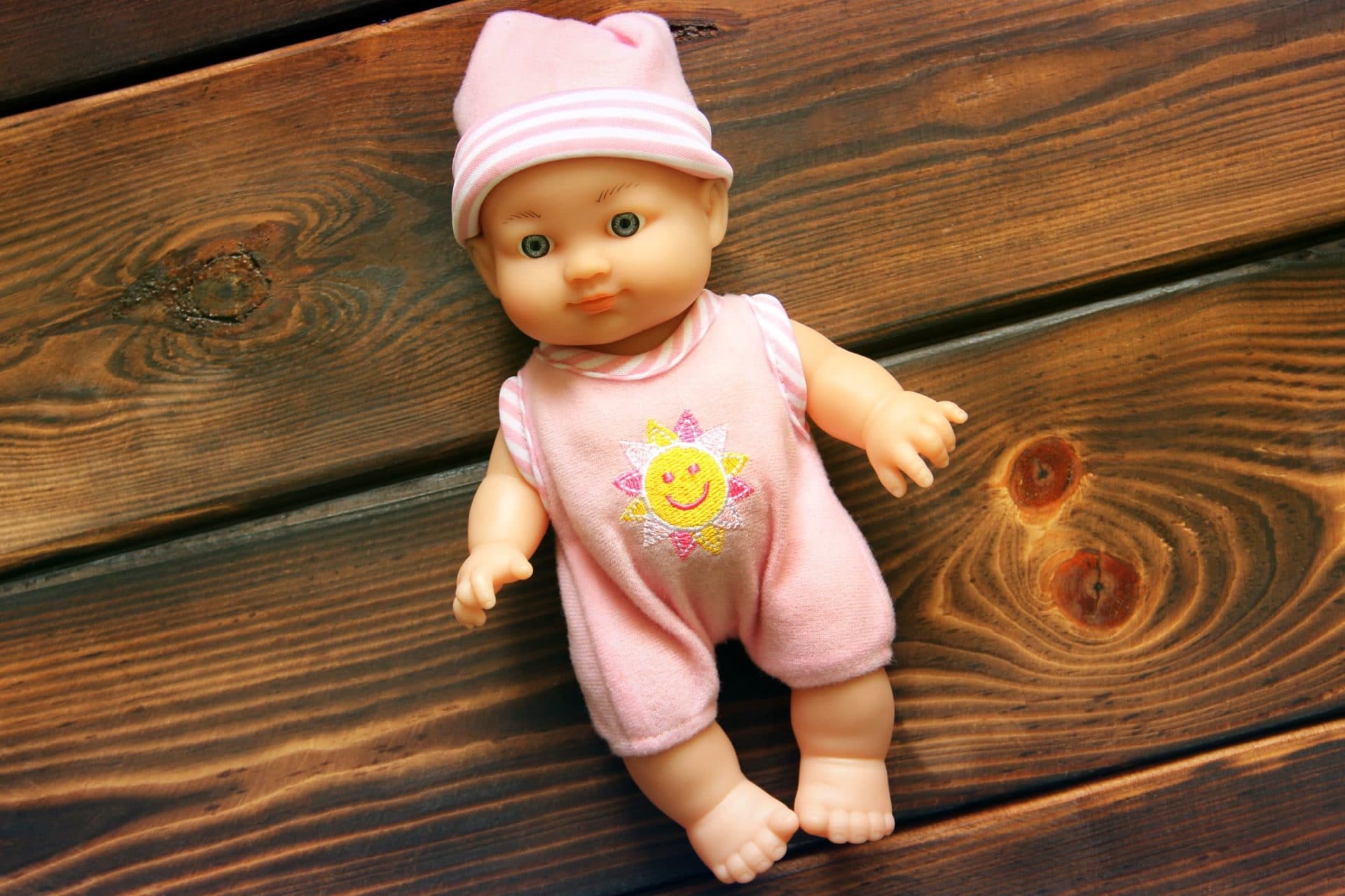 Comment ôter du stylo ou du feutre sur un poupon en plastique